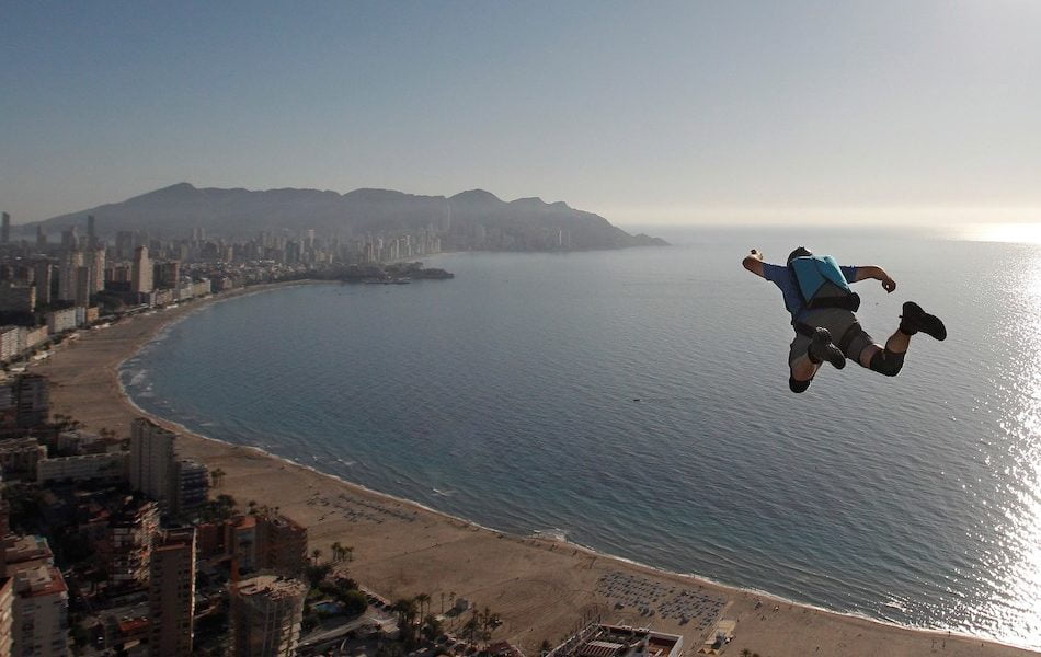 El hotel Bali de Benidorm acoge final mundial de saltos B.A.S.E