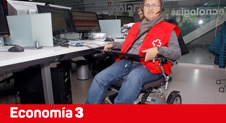 Alberto, voluntario con distrofia, escucha a los mayores que se sienten ...