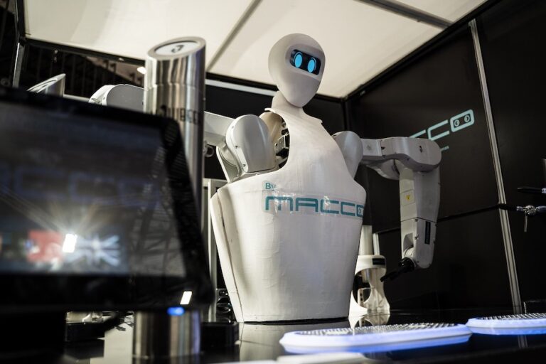 Macco Robotics lanzará en 2021 la Dark Kitchen y un bar robotizado móvil